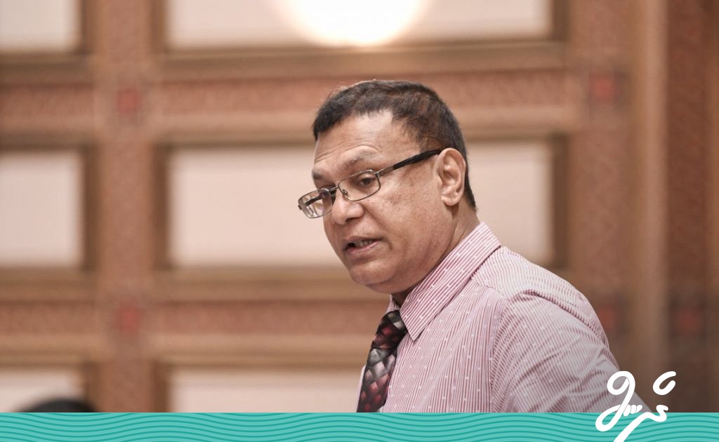 ސިއްކަ ޢާއިލާއަށް ‘ބޯކޮށް’ ޑޮލަރު ވަދޭ, އަދީބު އަތުން ފައިސާ ހޯދާ ...