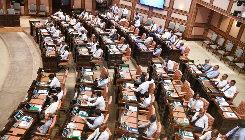 ބިލް ބޭރުކޮށްލީ، ރަސޫލާގެ ނަންފުޅު ބޭނުންކޮށްގެން ސިޔާސީ ޑްރާމާ ކުޅެން ...