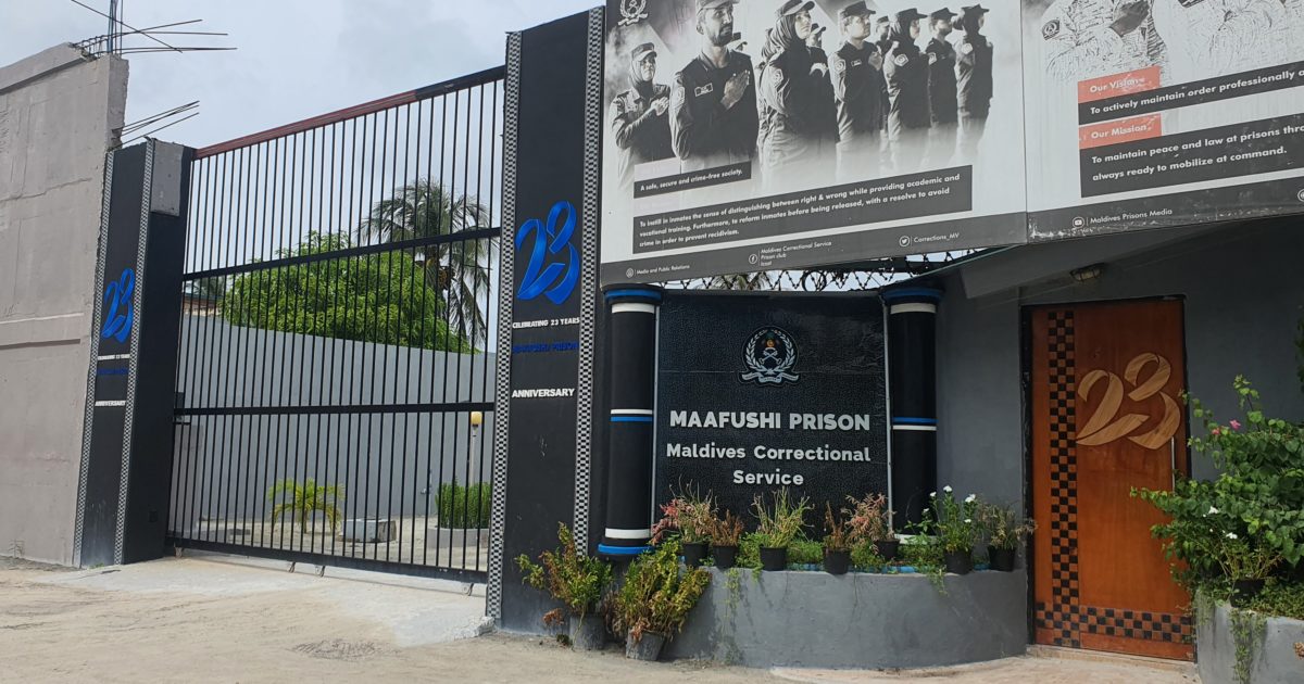 10 ގައިދީއެއްގެ އާއިލާއަށް ކަރެކްޝަންސްގެ މުވައްޒަފުން މާލީ އެހީ ދީފި – Dhen.mv