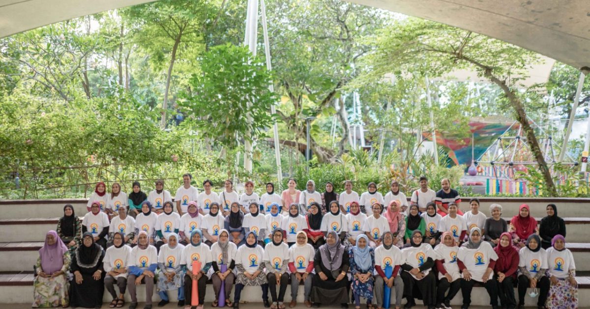 އިންޑިއަން ކަލްޗަރަލް ސެންޓަރުން ސަލްޓަން ޕާކްގައި ޔޯގާ ސެޝަނެއް – Dhen.mv