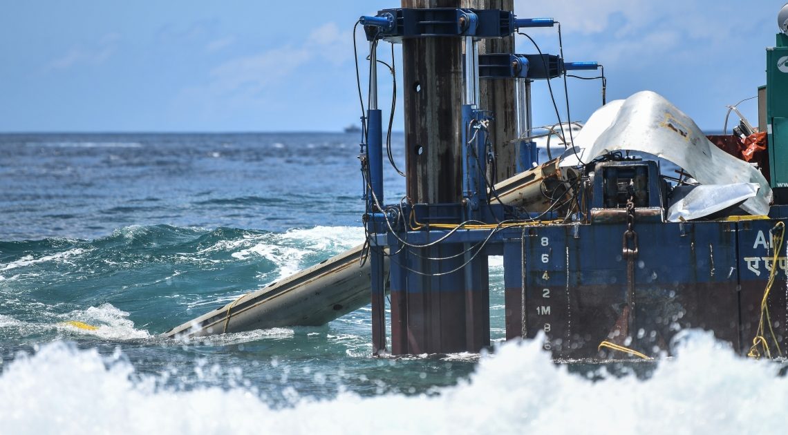 ޕްލެޓްފޯމް ފަރަށް އަރާ އެޅުނު ކުނިތައް ނަގައިފި – Dhen.mv