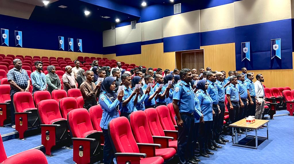ފުލުހުންގެ ޚިދުމަތާ އަލަށް ގުޅުނު 30 ފުލުހަކު ހުވާކުރުމުގެ ރަސްމިއްޔާތު ބާއްވައިފި – Dhen.mv