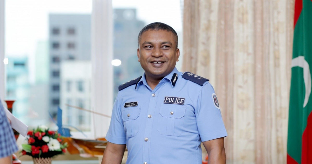 ޤާނޫނުއަސާސީ މުގުރައި ކުދިކޮށްފައި ދެން ހައްލު ފެނޭތޯ ބެލިޔަސް އޮންނާނީ ބޮލާފޮށާ އެޅިފައި ...