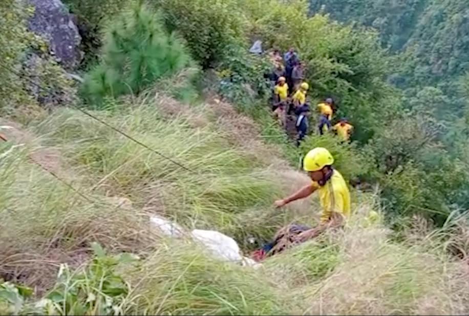 އިންޑިއާގައި ބަހެއް ކޯރަކަށް ވެއްޓި، 26 މީހަކު މަރުވެއްޖެ – Dhen.mv