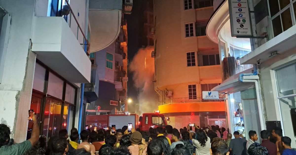 އަލިފާނުގެ ހާދިސާ ހިނގި ވަގުތު ގަރާޖުގެ މައި ދޮރު ހުރީ ބޭރުން ތަޅުލާފަ: ފުލުހުން – Dhen.mv