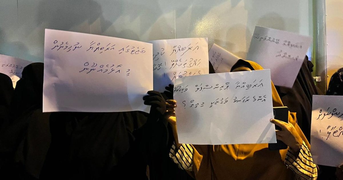އަރަބިއްޔާ ސްކޫލުގެ ޕްރިންސިޕަލް ވަކިކުރުމުން ބެލެނިވެރިން މުޒާހަރާއަށް – Dhen.mv