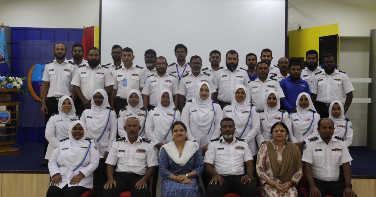 ކަސްޓަމްސްގެ 30 މުވައްޒިފުން ތަމްރީންވާން އިންޑިއާއަށް – Dhen.mv