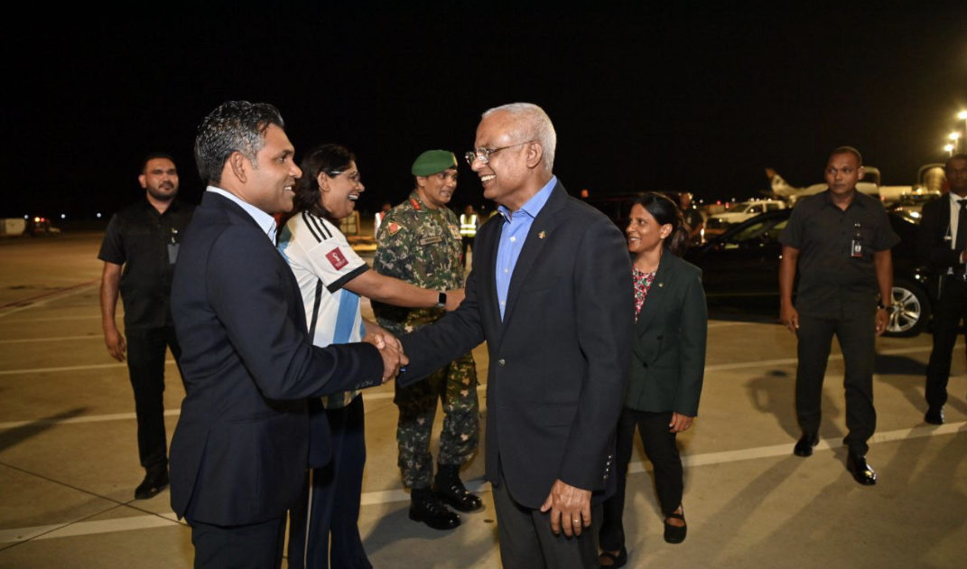 ރަސްމީ ދަތުރުފުޅެއްގައި ރައީސްގެ ދެކަނބަލުން ޤަތަރަށް – Dhen.mv