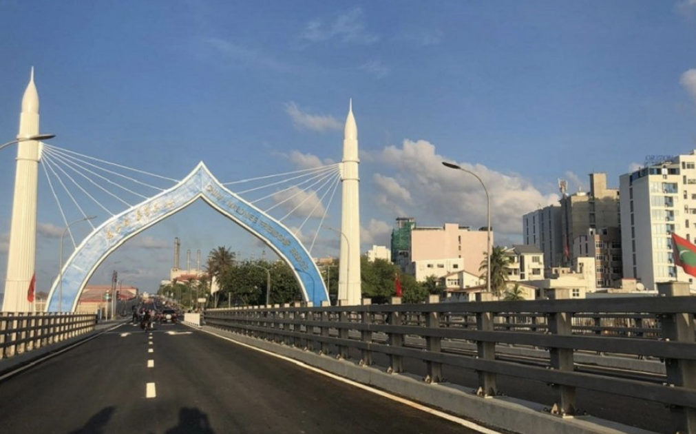 ބުރިޖު މަތީގައި ހިނގި އެކްސިޑެންޓެއްގައި މީހަކު ނިޔާވެއްޖެ – Dhen.mv