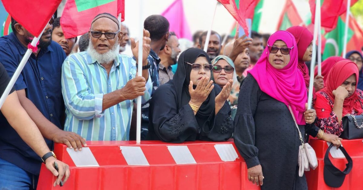 ރައީސް ޔާމީންގެ ސަޕޯޓަރުން ކޯޓު ކައިރިއަށް އެއްވެއްޖެ – Dhen.mv