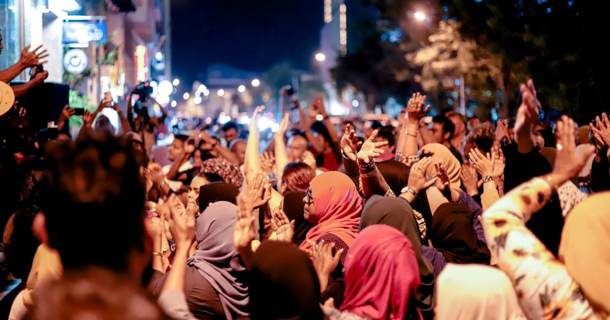 ރައީސް ޞާލިޙަށް މަރުހަބާ ދެންނެވުމަށް ސަޕޯޓަރުން ހަރުގެއަށް – Dhen.mv