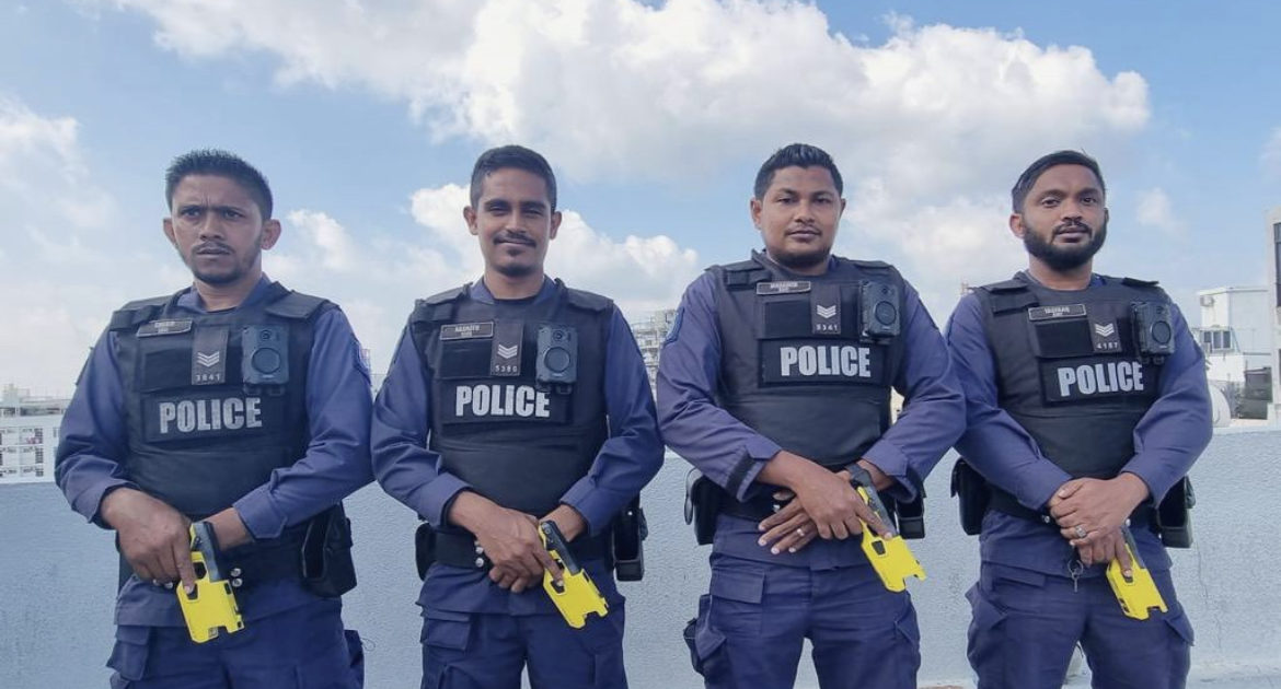 ފުލުހުން ޓޭޒާ ގަން ބޭނުންކުރަން ފަށައިފި – Dhen.mv