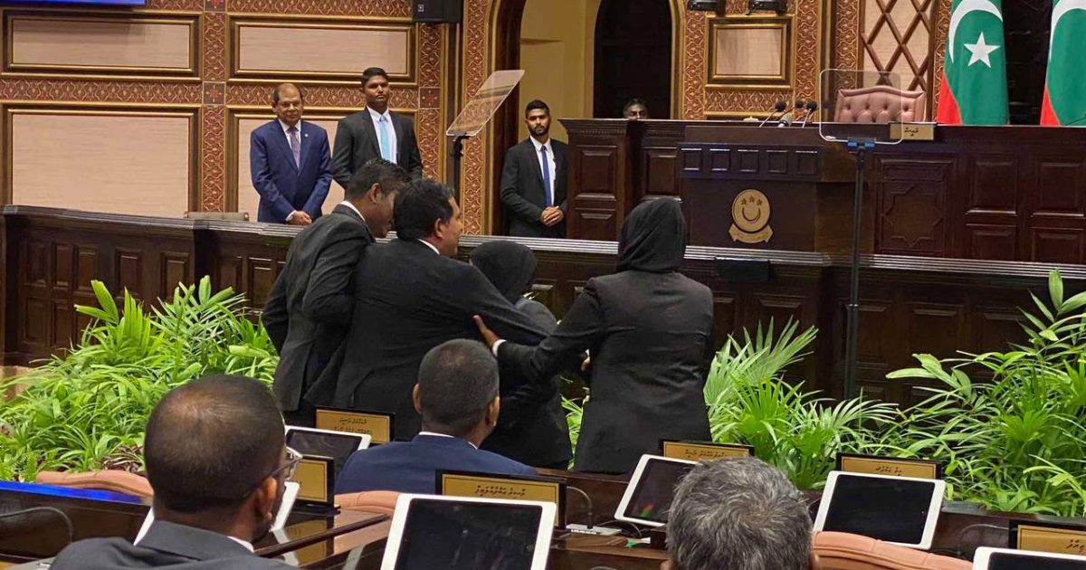 ފާޑުކިޔުން އަމާޒުވެފައިވަނިކޮށް ޖަލްސާއިން މެމްބަރުން ނެރުނީ ސިފައިން ނޫންކަމަށް ބުނެފި – Dhen.mv