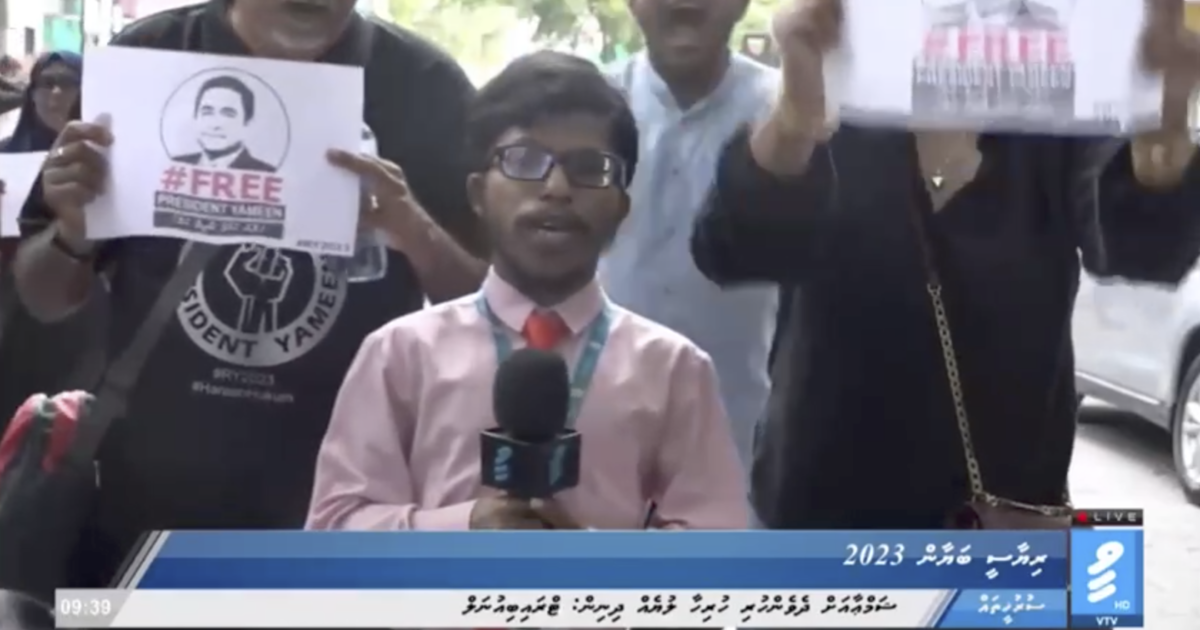 މުޒާހަރާގެ ތެރެއިން ވީޓީވީގެ ނޫސްވެރިޔަކަށް ފުރައްސާރަ ކުރުމުން ފާޑު ކިޔުން – Dhen.mv