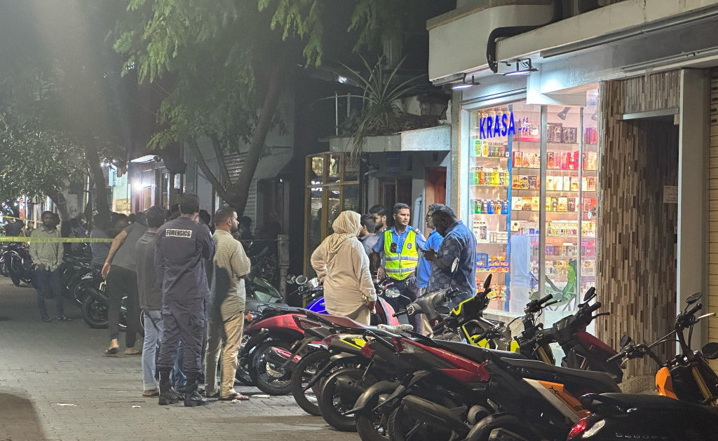 ފިހާރައެއްގެ ތެރޭގައި ހިންގި މާރާމާރީއާ ގުޅިގެން މީހަކު ހައްޔަރު ކޮށްފި – Dhen.mv