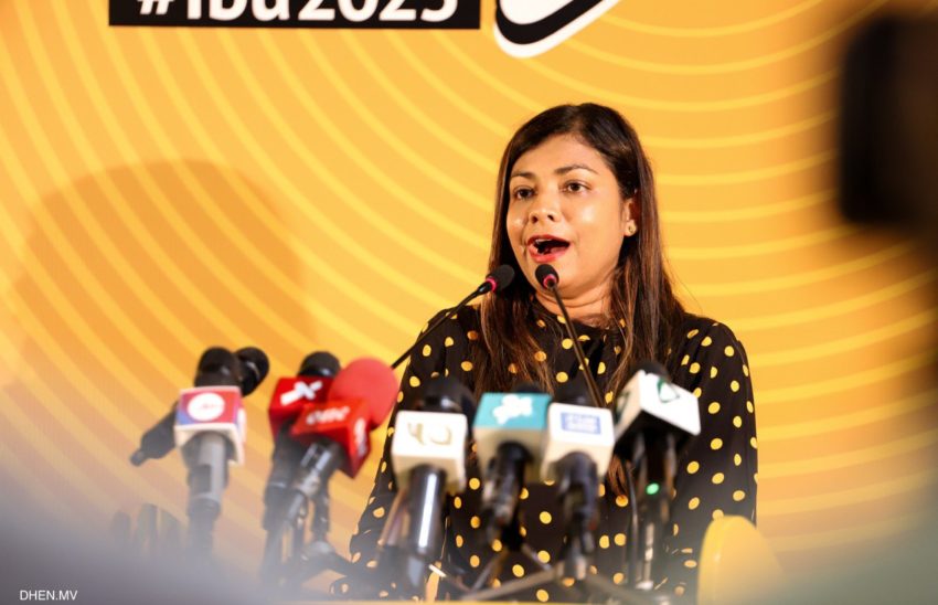 ރައީސް ނަޝީދު ފެކްޝަނާ 50،000 މީހުން ގުޅިއްޖެ ކަމަށް ބުނުމުން، ރޮޒައިނާ ކުރެއްވީ މަލާމާތް – Dhen.mv