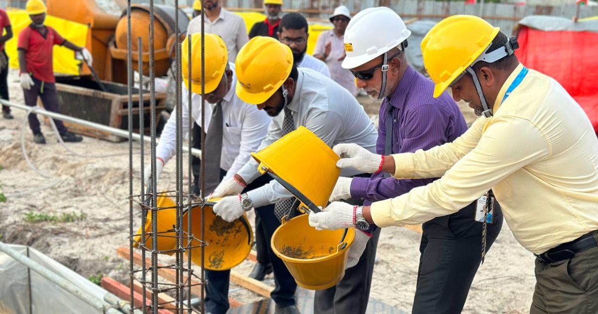 ގަމު ތުނޑީ އަވަށުގައި އަޅާ މިސްކިތުގެ ޢަމަލީ މަސައްކަތް ފަށައިފި – Dhen.mv