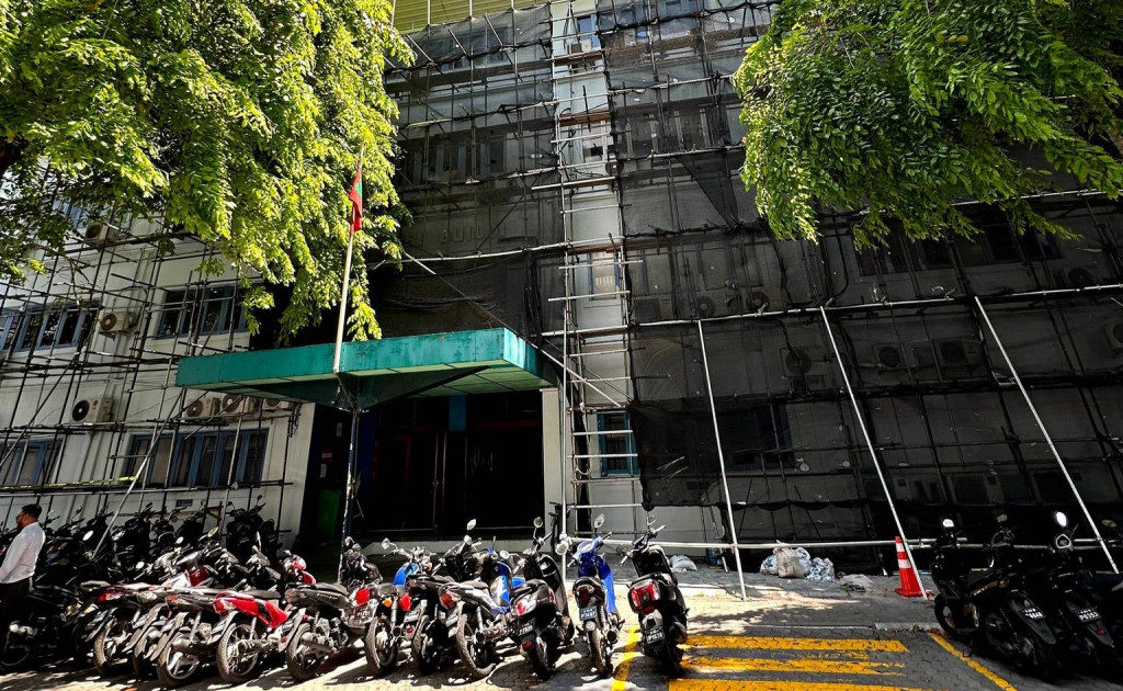 ގާޒީ ބިލްޑިން ތަޅައިލަނީ – Dhen.mv