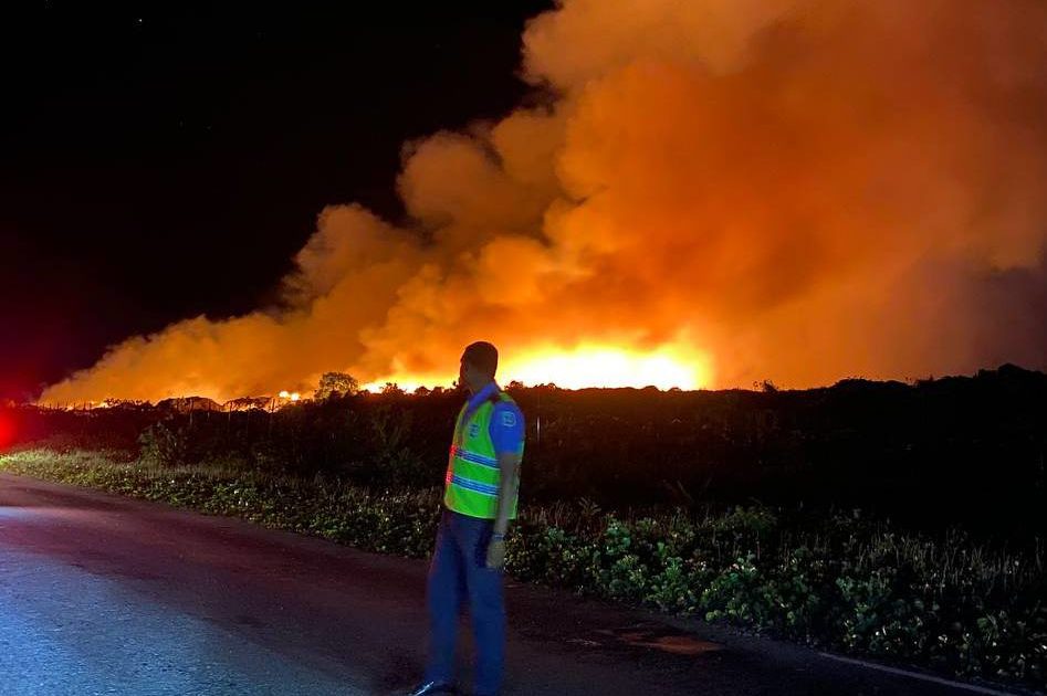 އައްޑޫ ހިތަދޫ ކުނިކޮށީގައި ރޯވި އަލިފާންގަނޑު 7 ގަޑި އިރުވީ އިރުވެސް ނިވައިނުލެވޭ! – Dhen.mv