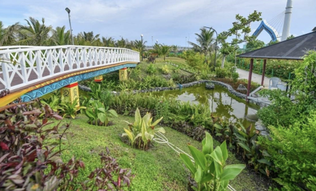 މާލޭގެ ޕާކްތަކަށް ވަންނަ ބިދޭސީންގެ އަތުން ފީއެއް ނަގަނީ – Dhen.mv