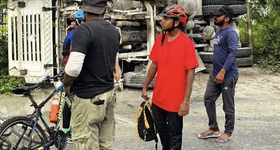 ޓްރަކެއް ފުރޮޅާލައި ހުޅުމާލޭގައި ނުރައްކާތެރި އެކްސިޑެންޓެއް ހިނގައިފި – Dhen.mv