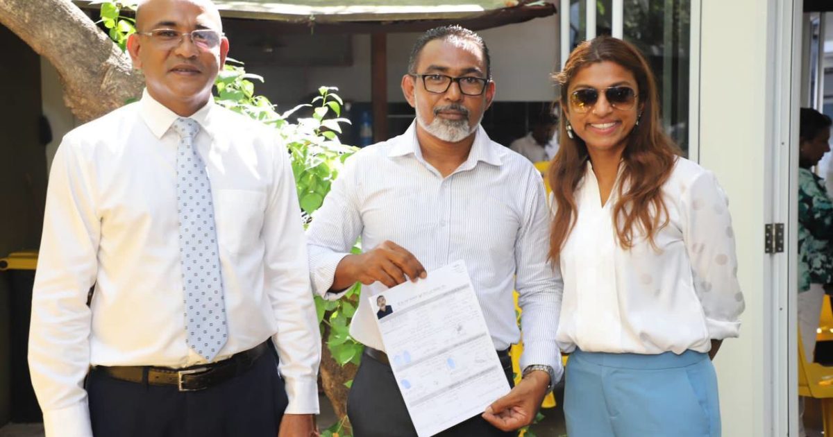 އެމްޑީޕީ ގައްދޫ ދާއިރާގެ ނައިބު ރައީސް ދަ ޑިމޮކްރެޓްސްއަށް ސޮއިކޮށްފި – Dhen.mv