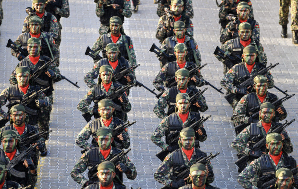 އީދުގައި އައްޑުއާއި ފުވައްމުލަކުގައި ސިފައިންގެ ޕެރޭޑުތަކެއް ބާއްވަނީ – Dhen.mv