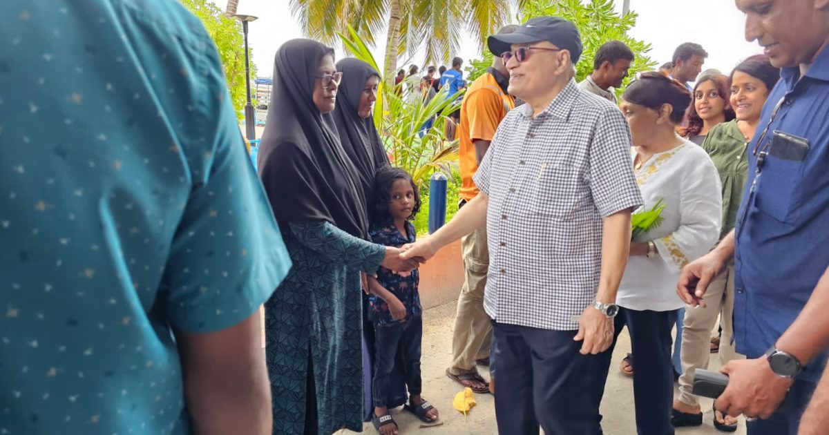 ރައީސް މައުމޫން އާއިލާއާއެކު ޢީދު ފާހަގަ ކުރަނީ އޮމަދޫގައި – Dhen.mv