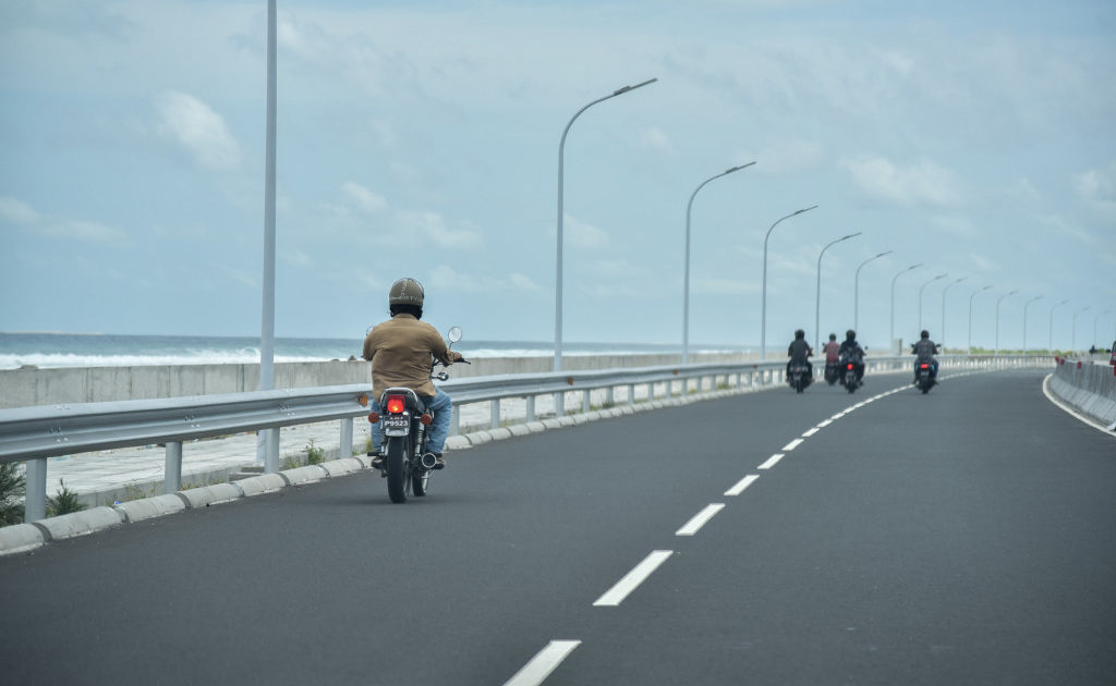 ސިނަމާލެ ބްރިޖު މަތީގައި އިތުރު އެކްސިޑެންޓެއް ހިނގައިފި – Dhen.mv