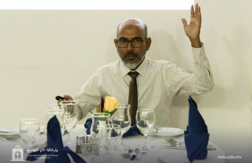 އެކްސިޑެންޓްވުމުން ހަފީޒް ހޮސްޕިޓަލަށް ގެންދިޔުމަށް އެހީތެރިވި މީހުން ...