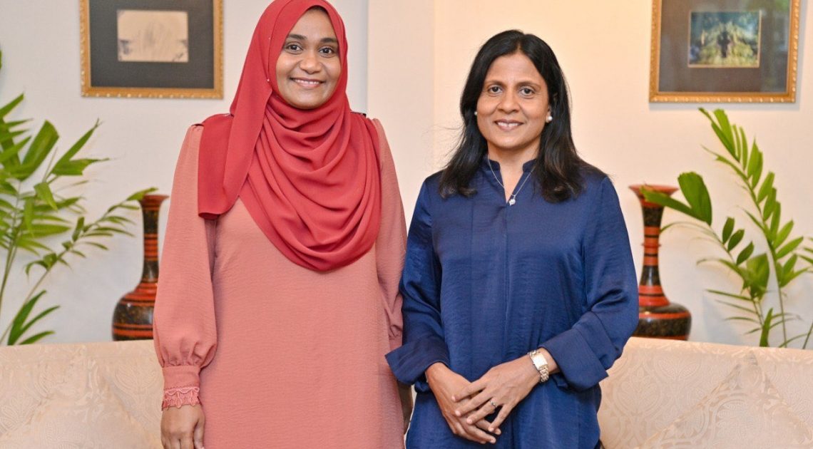 ފަސްޓް ލޭޑީ ފަޒްނާ އިންތިޚާބީ ރައީސްގެ އަނބިކަނބަލުން ސާޖިދާއާ ބައްދަލުކުރައްވައިފި – Dhen.mv