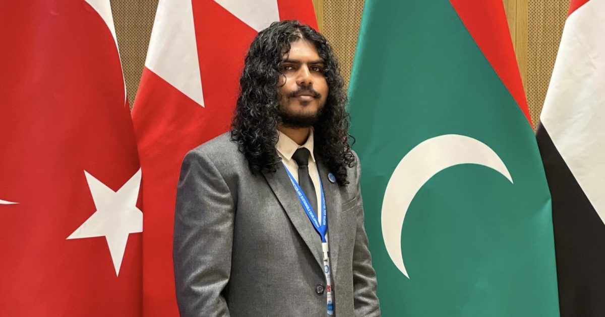 ނޫސްވެރިޔާ އަޒާން މަޖިލީހަށް ކުރިމަތިލަނީ – Dhen.mv