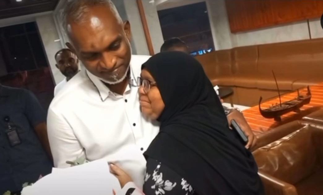 ލިބުނު ކާމިޔާބީއާއެކު މުޢިއްޒުގެ މަންމަގެ ލޮލުން ކަރުނަ! – Dhen.mv