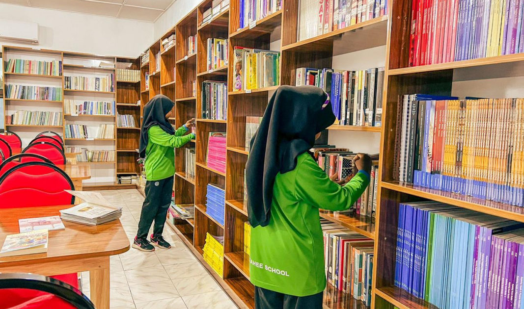 ސްކޫލް ލައިބްރަރީތަކުގައި ހުރި ދީނާ ފުށުއަރާ ފޮތްތައް ނަގަން އަންގައިފި – Dhen.mv