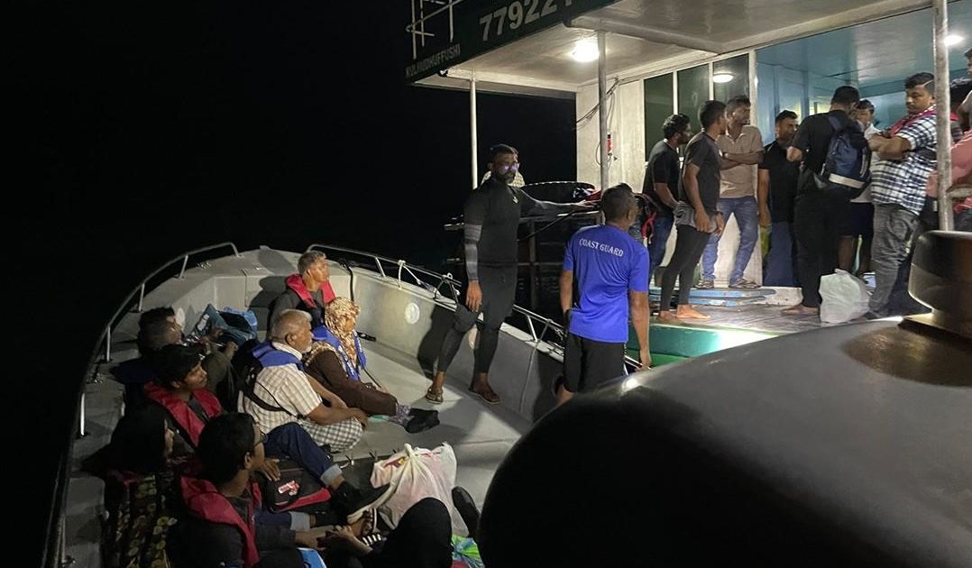 58 މީހުންނާއެކު ދަތުރުކުރި ކުޅުދުއްފުށީ ބޯޓެއް ފަރަށް އަރައިފި – Dhen.mv