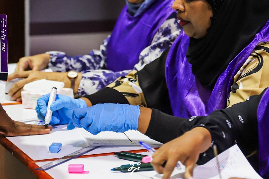 އިންތިޚާބަށް ތަރުހީބު ކުޑަ, ގަޑިއިރަކުން ވޯޓް ލާފައިވަނީ އެންމެ ދެ އިންސައްތަ މީހުން – Dhen.mv