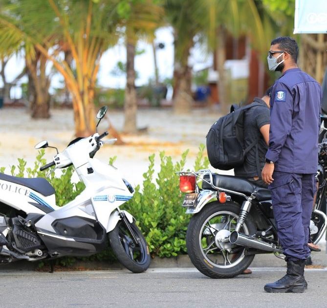 ފުލުހުން ދުއްވަން 10 ސައިކަލު ހޯދަނީ – Dhen.mv