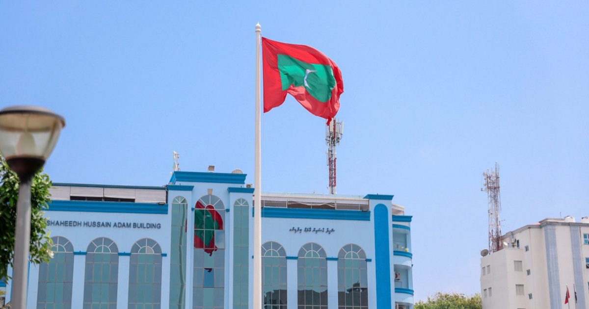 ހުޅުމާލޭގައި ތޫނު އެއްޗަކުން ފުލުހަކަށް ހަމަލާ ދޭން އުޅެފި – Dhen.mv