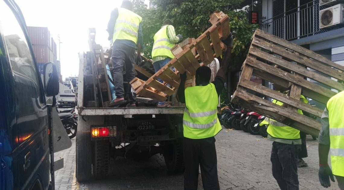 މާލޭގެ މަގުތަކުގައި ގަވާއިދާ ހިލާފަށް ބަހައްޓާފައި ހުރި ޕެލެޓްތައް ނަގަން ފަށައިފި – Dhen.mv