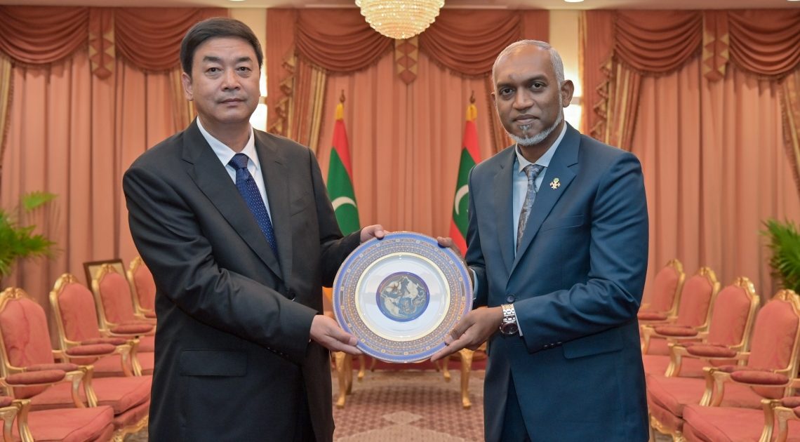 ޗައިނާއިން ހަދިޔާކުރި 1،500 ޓަނުގެ ފެން ރާއްޖެ ގެނެސްފި – Dhen.mv