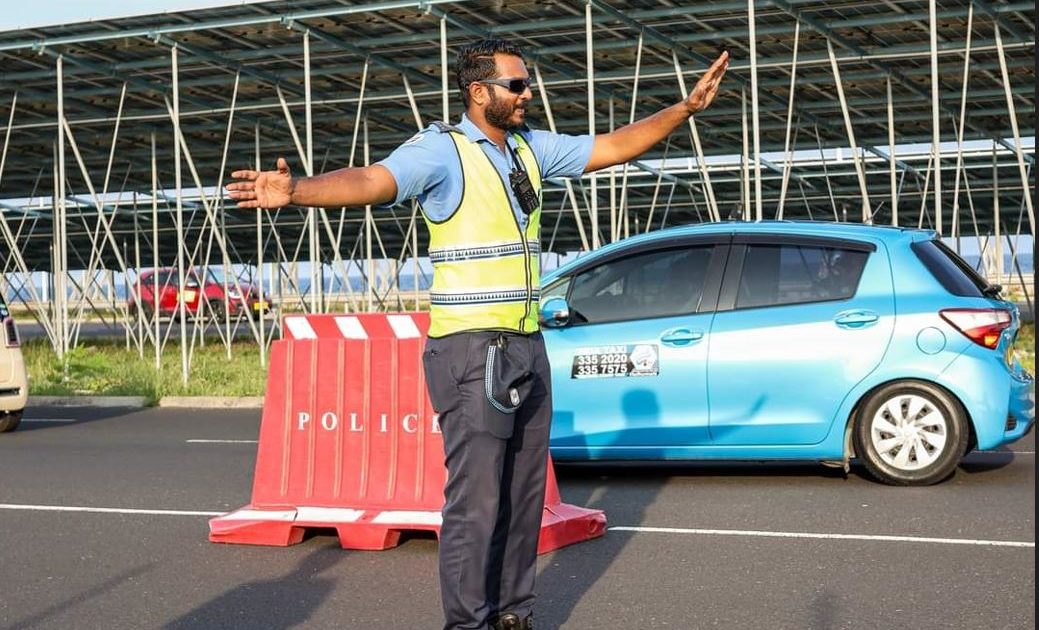 ފުލުހުން، ޓެކްސީ ޑްރައިވަރުން ތަމްރީނުކުރަނީ – Dhen.mv