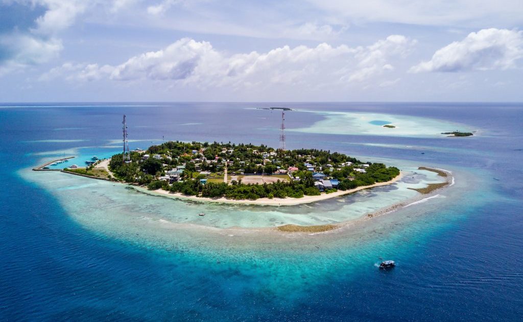 ރަސްދޫގެ އާންމު ތަންތަނުގައި ބަރަހަނާ ފިލްމު ކުޅުނު މައްސަލައެއް ބަލަނީ – Dhen.mv