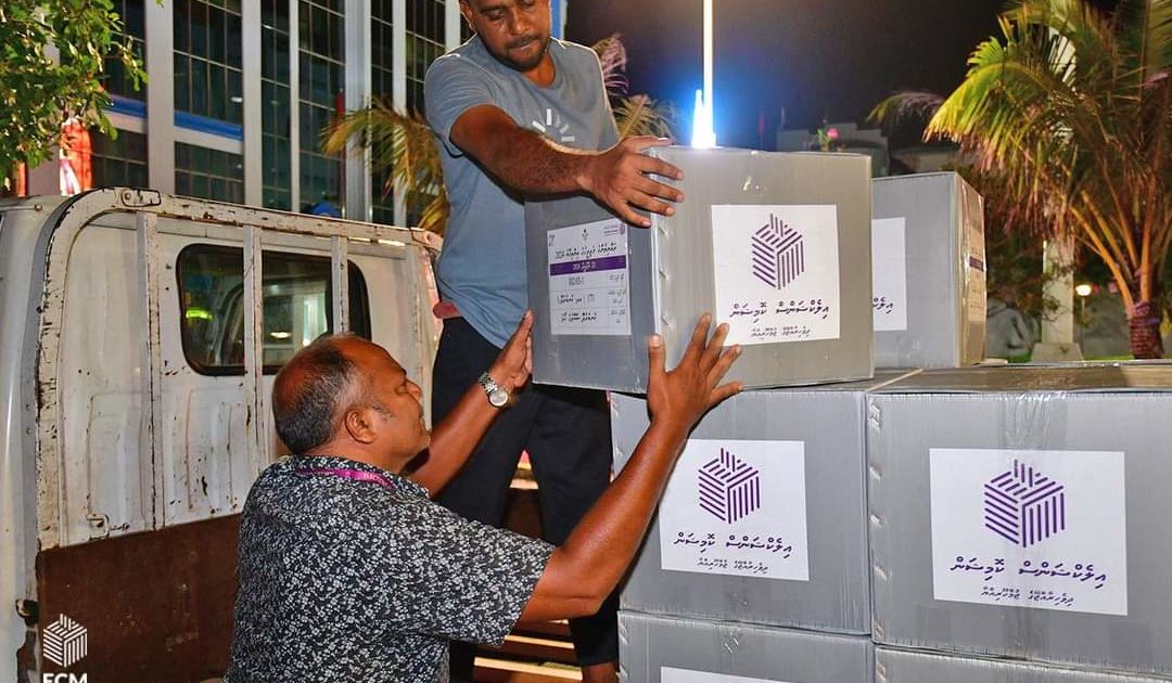 އަތޮޅުތަކަށް ވޯޓު ކަރުދާސް ފޮނުވަން ފަށައިފި – Dhen.mv