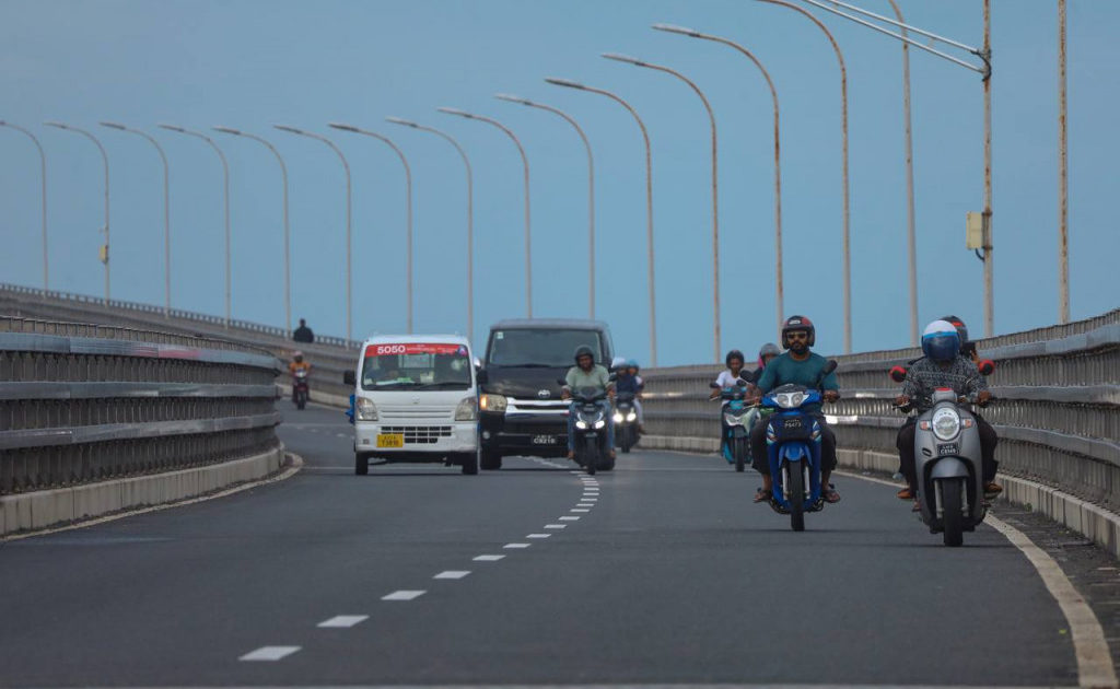 ބުރިޖުގައި ސައިކަލެއް ކަހާލައި ދެ އަންހެނަކަށް އަނިޔާވެއްޖެ – Dhen.mv