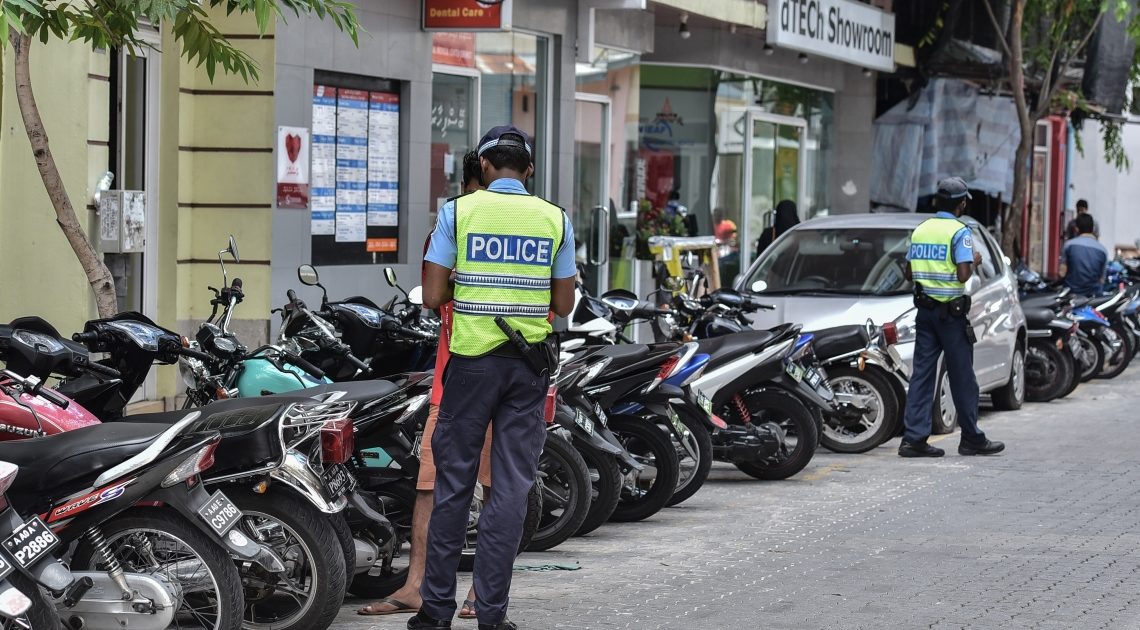 ކުރީގެ ފިރިމީހާއާއާއި ލޯބިވެރިޔާގެ މާރަމާރީއެއް: އެކެއްގެ ބޯ ފަޅާލައިފި ...