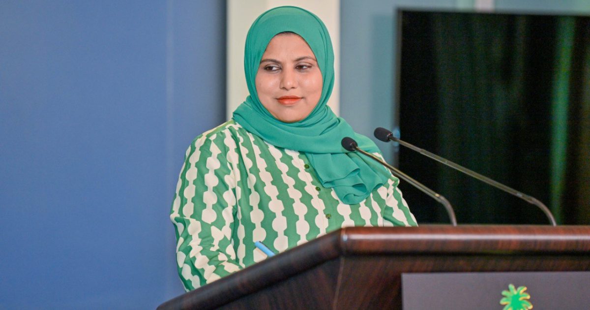 7000 އަށްވުރެ ގިނަ ވަޒީފާތަކަށް މި ސަރުކާރުން ނެގި ކަމަށް ބުނާ ވާހަކަ ދޮގުކޮށްފި – Dhen.mv