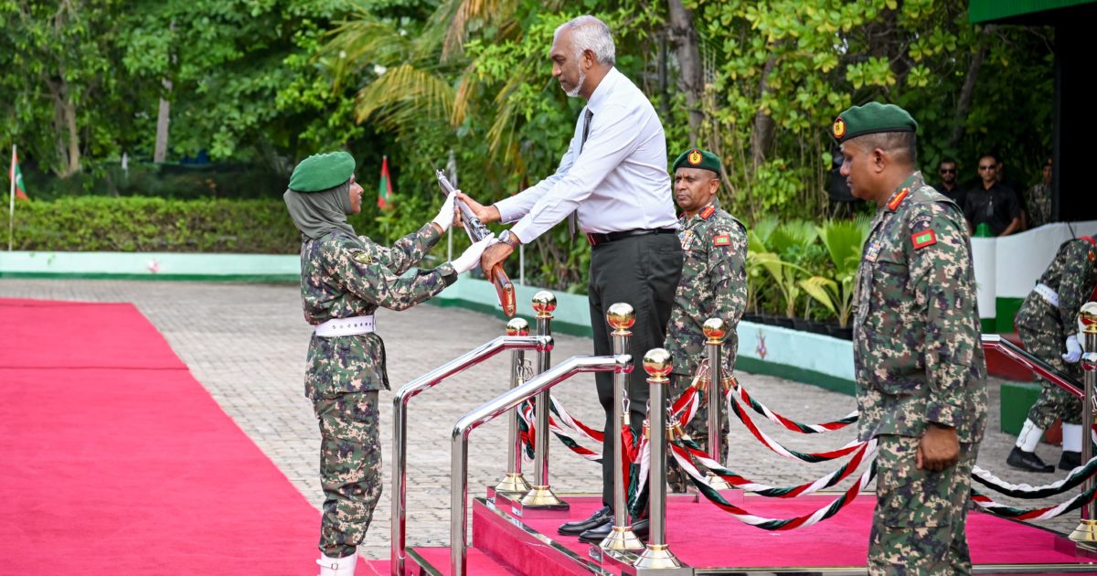 ސިފައިންގެ އަސާސީ ތަމްރީން ފުރިހަމަކުރި ދަރިވަރުންނަށް ރައީސް ބަޑި ހަވާލުކޮށްދެއްވައިފި – Dhen.mv