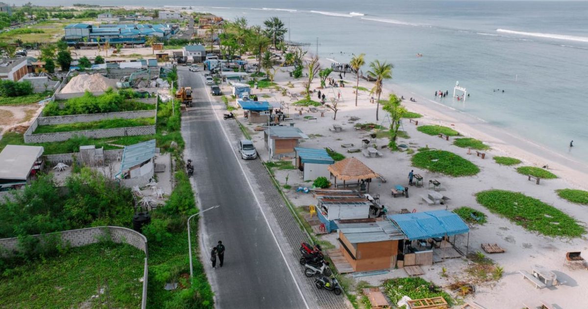 ހުޅުމާލޭ ދޭއްގެ ބީޗް ހަޓްތައް ނަގައި، އެ ސަރަހައްދު ތަރައްގީ ކުރަނީ – Dhen.mv