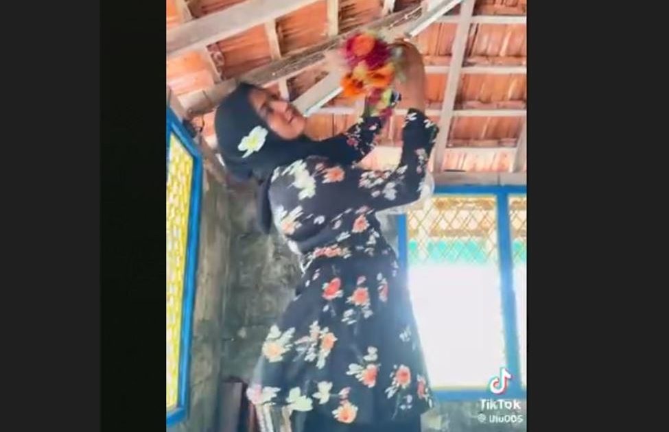 މިސްކިތެއްގައި ޓިކްޓޮކް ކުޅުނު މީހާއަށް ނަށާ ގްރޫޕުން ފިޔަވަޅު އަޅައިފި – Dhen.mv