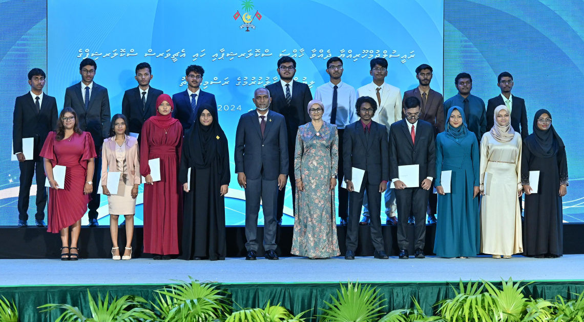 ފަސް މާއްދާއިން އޭ ސްޓާ ހޯދައިގެން ރައީސްގެ ސްކޮލަރޝިޕް 19 ދަރިވަރަކަށް – Dhen.mv